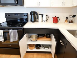 Um frigorífico, um micro-ondas, um forno, uma placa de cozinha 