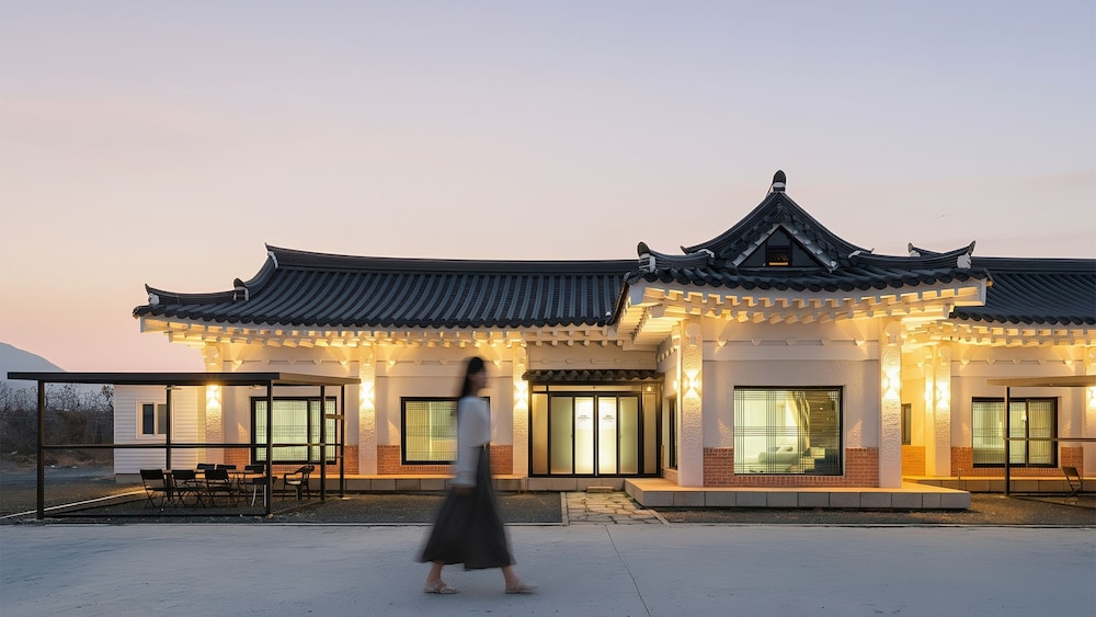 Gyeongju Poseokjeong Hanok Pool Villa - Gyeongju-si