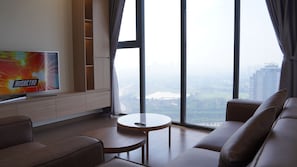 Apartamento, 3 quartos, Vista para a cidade | Sala de estar | Televisor de ecrã plano de 55 polegadas com canais por cabo, Netflix