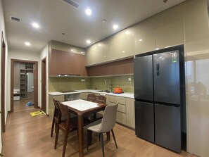 Apartamento, 2 quartos, Vista para a cidade | Sala de estar | Televisor de ecrã plano de 55 polegadas com canais por cabo, Netflix