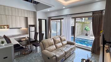 Villa Familiar, 3 quartos, vista para o pátio | Cozinha privada | Um frigorífico, um micro-ondas, uma placa de cozinha
