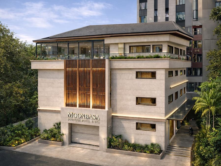 Fachada da propriedade à noite