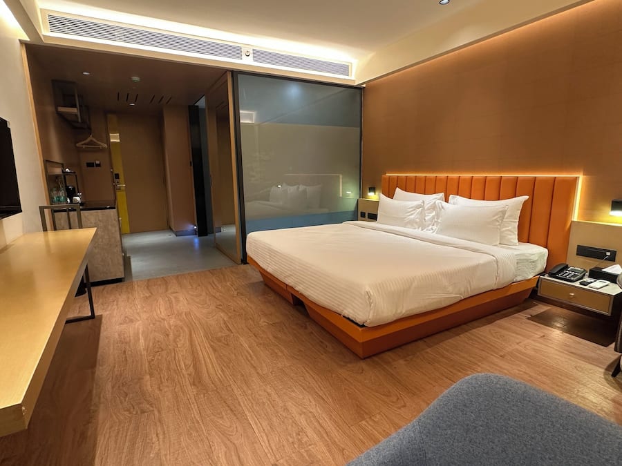 Quarto casal elite | Escrivaninha, espaço de trabalho para notebook, roupa de cama