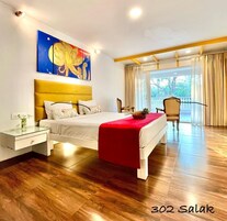 Quarto casal clássico, 1 cama Queen | Frigobar, escrivaninha, Wi-Fi de cortesia