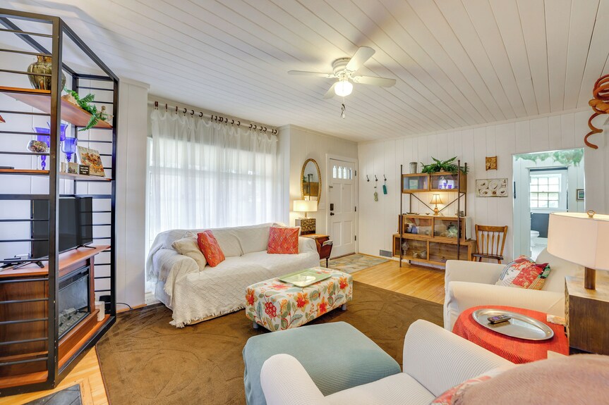 Unwind Fireside & Walk To Dtwn! Tyron Retreat - Tryon, NC