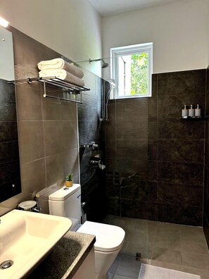 Vila luxo, vista para o jardim | Banheiro | Chuveiro, secador de cabelo, toalhas de banho, sabonete