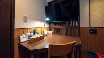 Espaço de trabalho para notebook, Wi-Fi de cortesia, roupa de cama