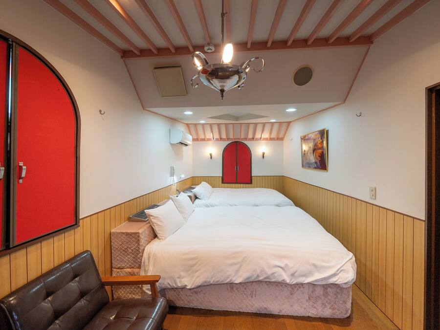 Quarto Quádruplo Básico | Secretária adequada para computadores portáteis, Wi-fi grátis