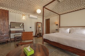 Quarto superluxo, vista para a piscina | Escrivaninha, ferros/tábuas de passar roupa, Wi-Fi de cortesia