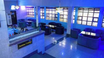 2 bares/lounges