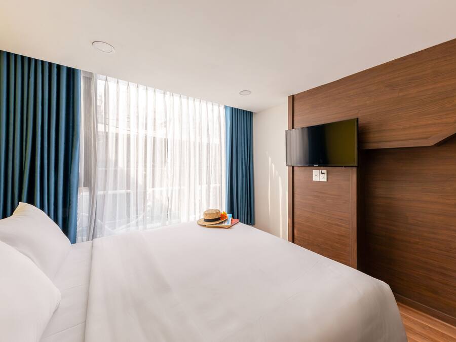 Quarto casal superior | Frigobar, escrivaninha, espaço de trabalho para notebook
