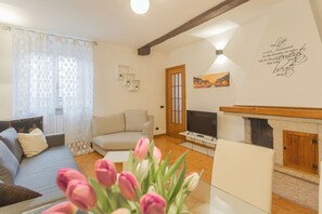 Apartamento (1 Bedroom) | Sala de estar | Smart TV de 32 polegadas com canais digitais 