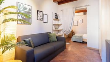 Apartamento (1 Bedroom) | Sala de estar | Televisor de 32 polegadas com canais digitais