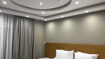 Quarto Individual Comfort, adaptado para pessoas com dificuldades de mobilidade | Edredões de penas, camas de colchão pillowtop, secretária