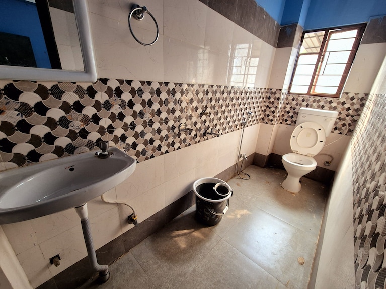 Charming 8-bedroom Hotel With Wifi, Ac In Wonderful Guwahati - Guwahati