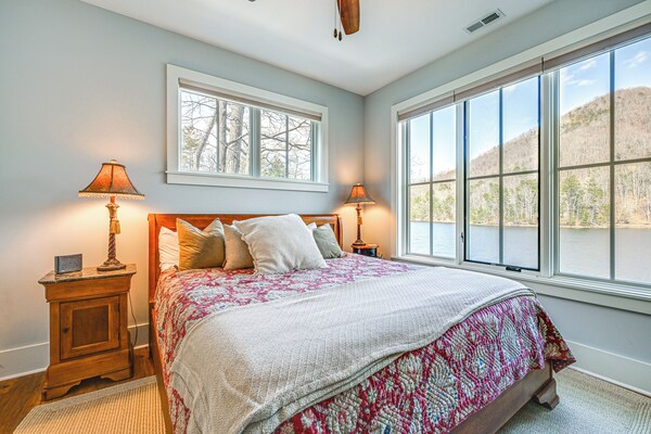 Direct Lake Access & Fire Pit: Tuckasegee Cottage! - Western Carolina University, Cullowhee