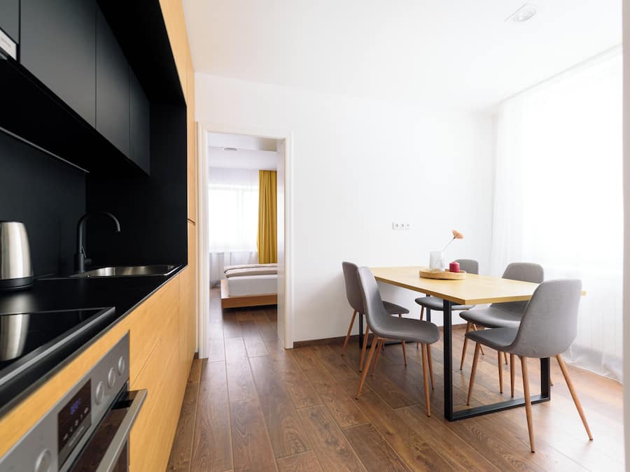 Apartamento família, 2 quartos | Cozinha privada | Geladeira grande, fogão, cooktop, chaleira elétrica