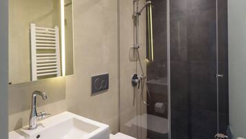 Apartamento Standard, 1 quarto | Casa de banho | Um polibã, um secador de cabelo, toalhas fornecidas, sabão