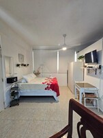 Apto. no 1, Comfort Studio Suite, Partial Sea View | Cofres nos quartos, escrivaninha, espaço de trabalho para notebook