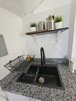 Apto. no 1, Comfort Studio Suite, Partial Sea View | Cozinha privada | Geladeira grande, micro-ondas, cooktop, cafeteira/chaleira