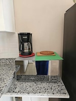 Apto. no 1, Comfort Studio Suite, Partial Sea View | Cozinha privada | Geladeira grande, micro-ondas, cooktop, cafeteira/chaleira