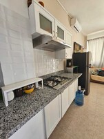 Apto. no 1, Comfort Studio Suite, Partial Sea View | Cozinha privada | Geladeira grande, micro-ondas, cooktop, cafeteira/chaleira