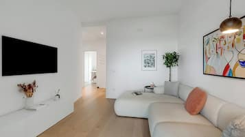 Apartamento Familiar, vários quartos (Sky View Apartment Monopoli) | Sala de estar | Televisor de ecrã plano de 21 polegadas com canais por cabo, televisor