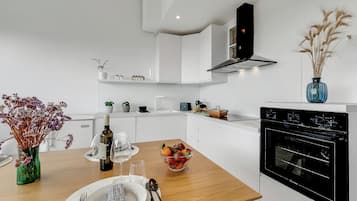 Apartamento Familiar, vários quartos (Sky View Apartment Monopoli) | Cozinha privada | Um frigorífico, um forno, uma placa de cozinha