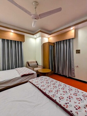 Quarto Duplo ou Twin Deluxe, Vista para a cidade | Cofre no quarto, secretária