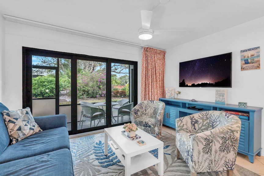 First Floor Deluxe Condo -Updated And Chic! - Naples, FL