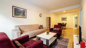 Apartamento, 2 quartos, varanda, vista para o jardim | Sala de estar | Livros