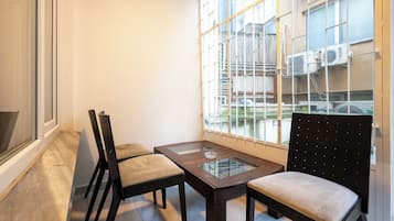 Apartamento, 2 quartos, varanda, vista para o jardim | Sala | Livros