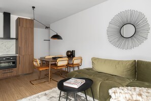 Apartamento Superior, varanda, vista para o pátio | Sala | TV de ecrã plano