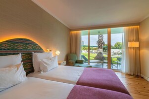 Quarto Twin, vista para a piscina | Minibar com produtos grátis, Wi-fi grátis, roupa de cama fornecida 