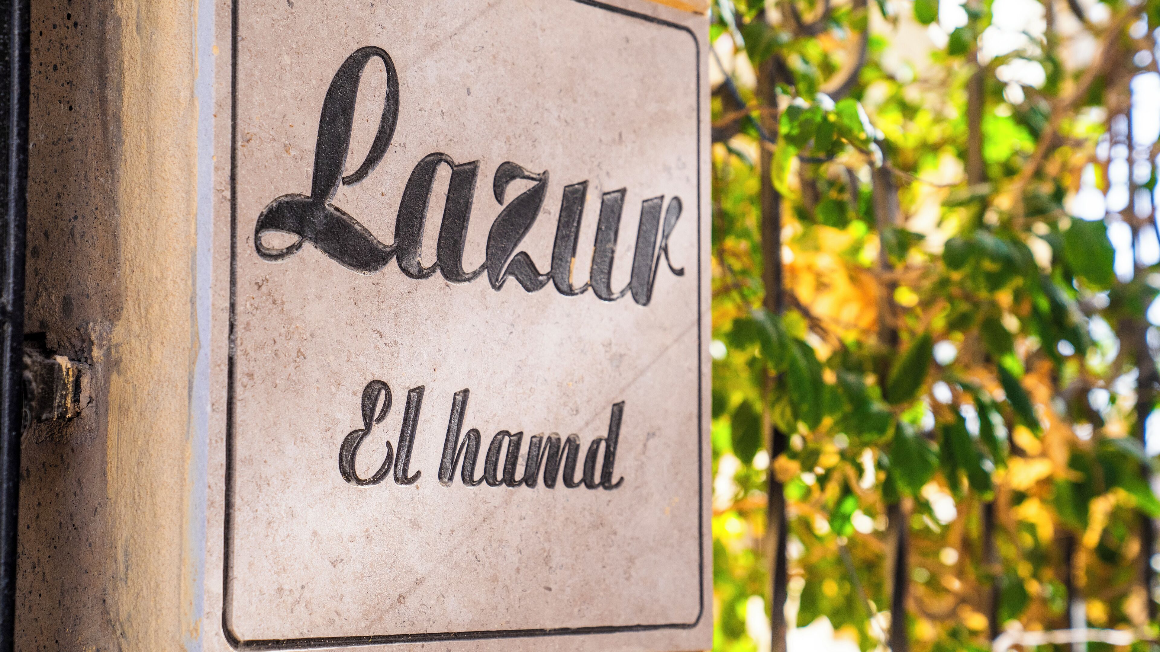 Placa com o texto 'Lazur El hand'.