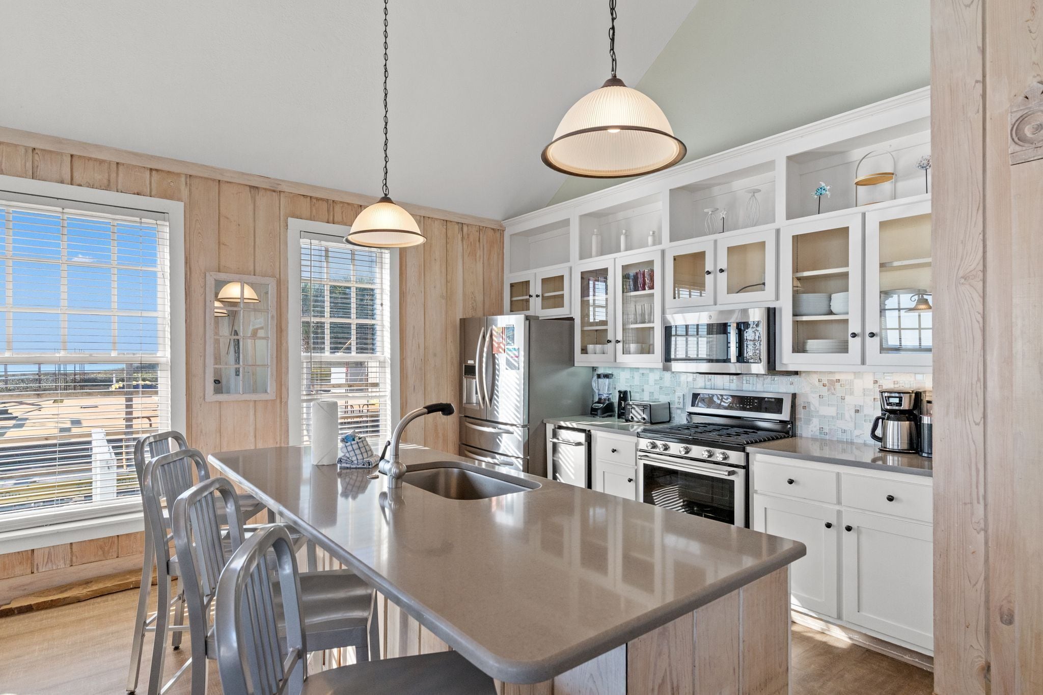 Casa, várias camas, acesso à piscina, vista para o oceano (4244 E Co Hwy 30A) | Cozinha privada | Um frigorífico, um micro-ondas, um forno, uma placa de cozinha 