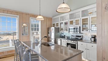 Casa, várias camas, acesso à piscina, vista para o oceano (4244 E Co Hwy 30A) | Cozinha privada | Um frigorífico, um micro-ondas, um forno, uma placa de cozinha