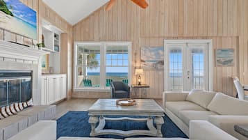 Casa, várias camas, acesso à piscina, vista para o oceano (4244 E Co Hwy 30A) | Sala de estar | Televisor de ecrã plano de 50 polegadas com canais digitais