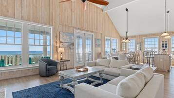 Casa, várias camas, acesso à piscina, vista para o oceano (4244 E Co Hwy 30A) | Sala de estar | Televisor de ecrã plano de 50 polegadas com canais digitais