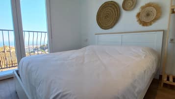 2 quartos, cortinas blackout, ferros/tábuas de passar roupa