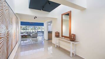 Villa Comfort, pátio, vista para o jardim | Sala de estar | TV plasma