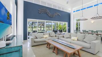 Villa Comfort, pátio, vista para o jardim | Sala de estar | TV plasma