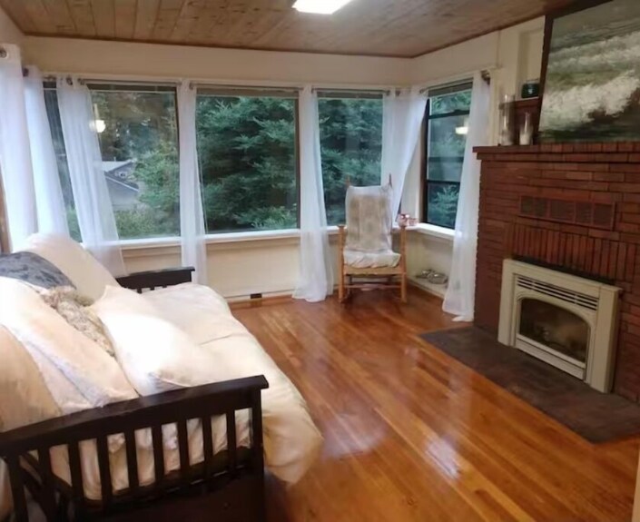 Quaint 2-bedroom Apartment With Safe Offstreet Parking In Eureka - 유리카