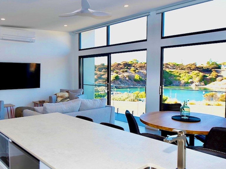 Cove Landing Ocean View Apt-1,2&3 Sleeps 12 - Penneshaw