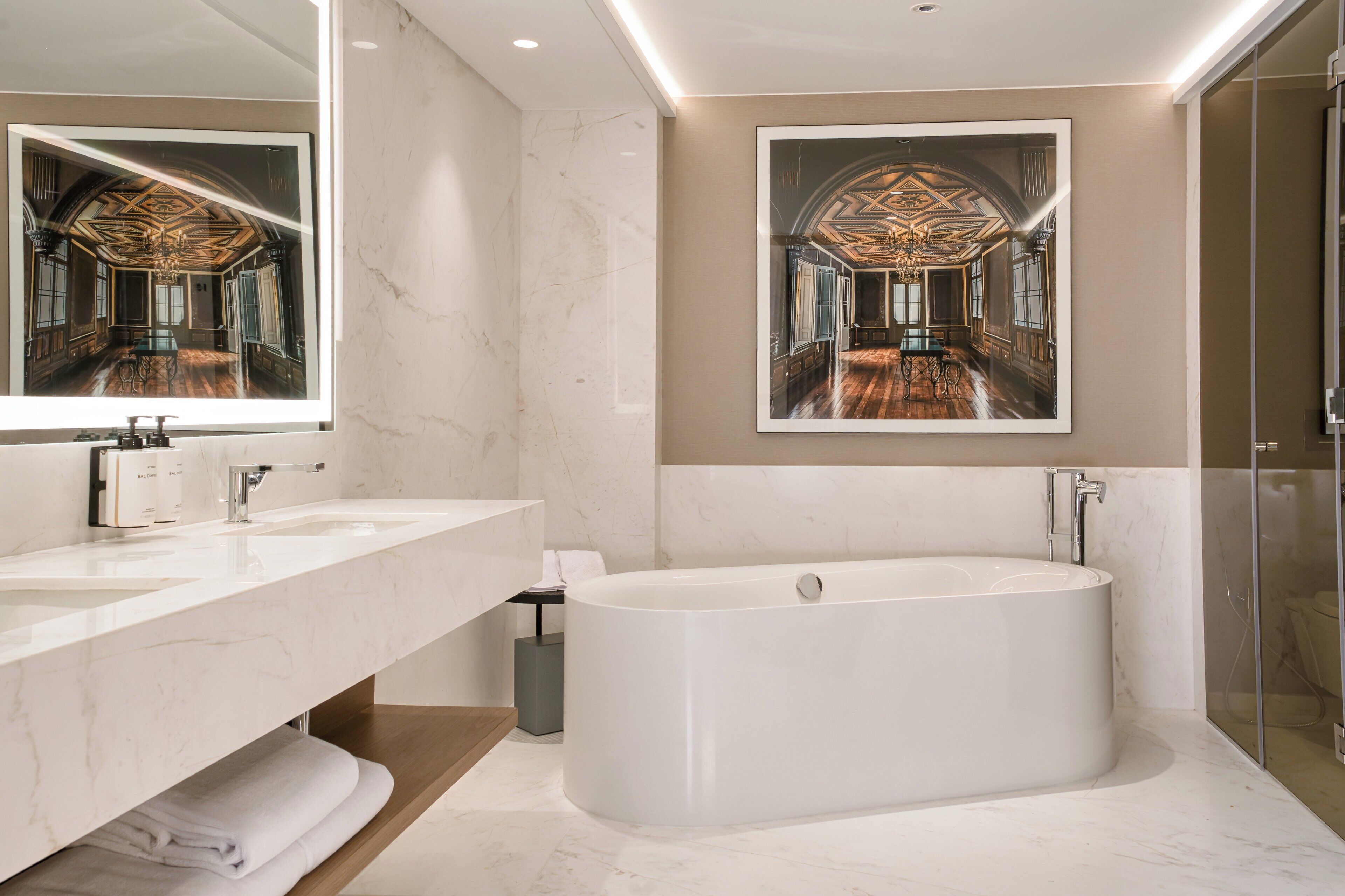 Um polibã e uma banheira separados, artigos de higiene pessoal grátis 