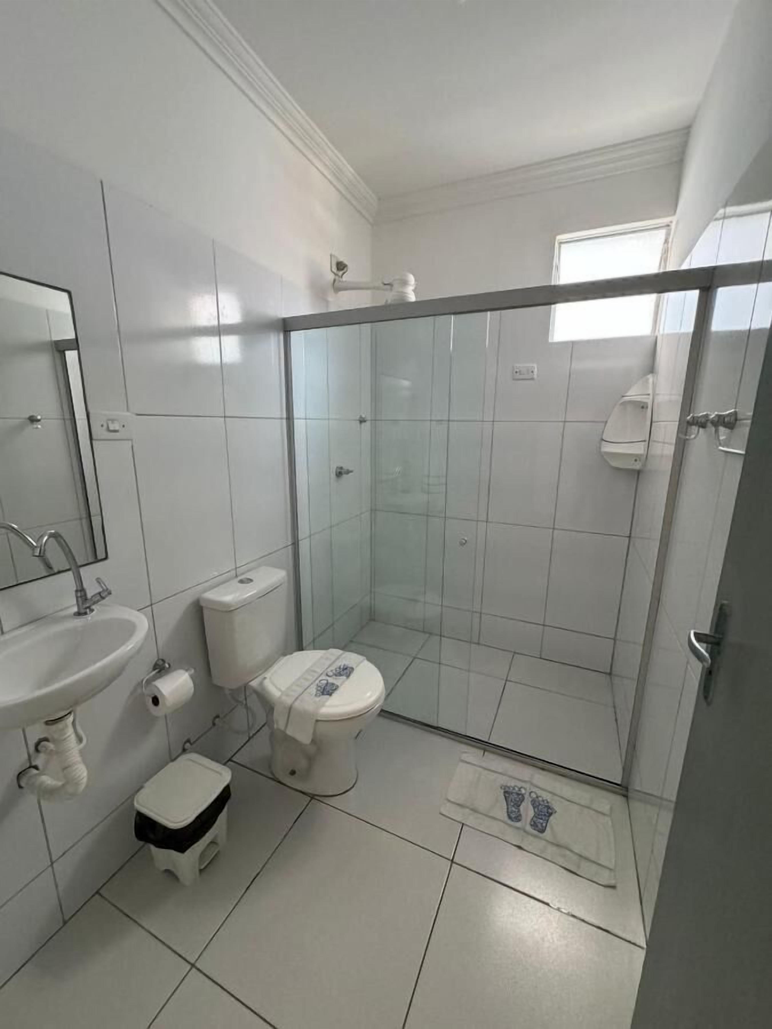 Quarto Quádruplo, vista para o mar | Casa de banho | Um polibã, artigos de higiene pessoal grátis, toalhas fornecidas, sabão 