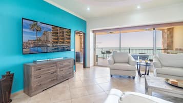 Apartamento em Condomínio Fechado, várias camas, varanda, vista para o oceano (Sonoran Sky SKY 1502) | Sala de estar