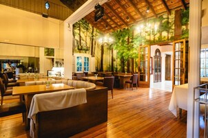 Área de estar no saguão