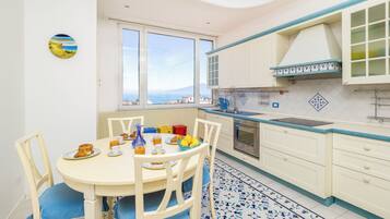 Apartamento de Luxo, vista para o mar | Cozinha privada | Uma máquina de café expresso, uma chaleira elétrica