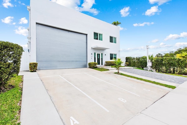 Unique Retreat - Unit B: Homey First-floor Haven - Pompano Beach, FL